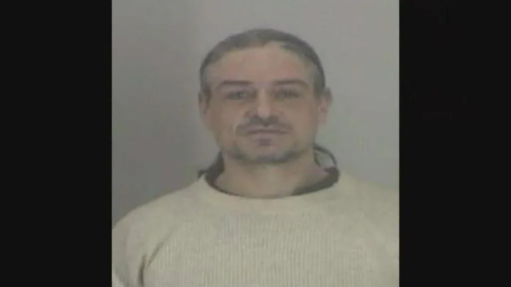 萨默维尔47岁盗窃男藏地下室被捕 - 唐人日报